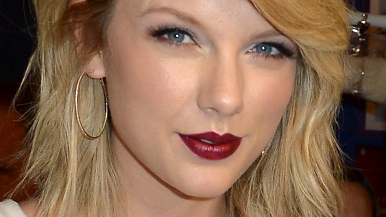 Taylor Swift Makes Surprise Appearance At The AMAs Taylor Swift Makes Surprise Appearance At The AMAs