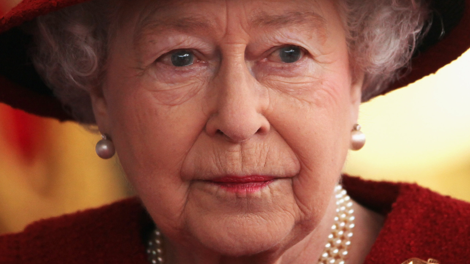 The Real Reason Queen Elizabeth Is Warning Photographers To Stay Away