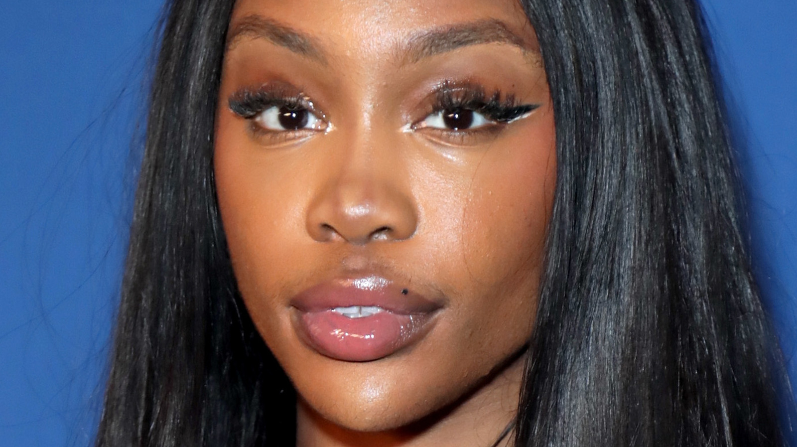 The Real Reason SZA Had To Use Crutches During The Grammys