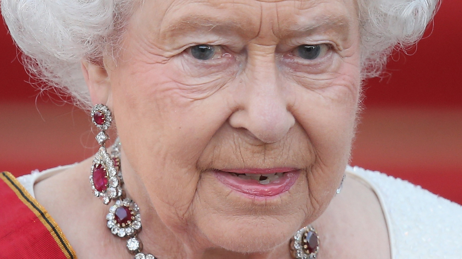 What Queen Elizabeth Just Posted On Social Media After Testing Positive ...