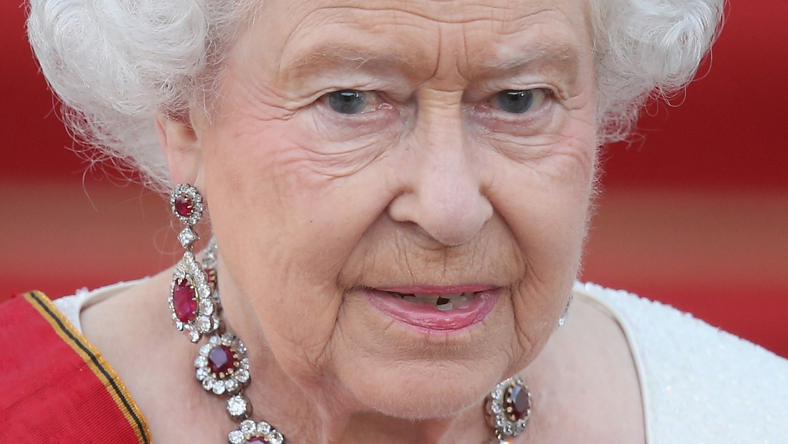 Who Are The Only Two People Queen Elizabeth Is Guaranteed To Pick Up A ...