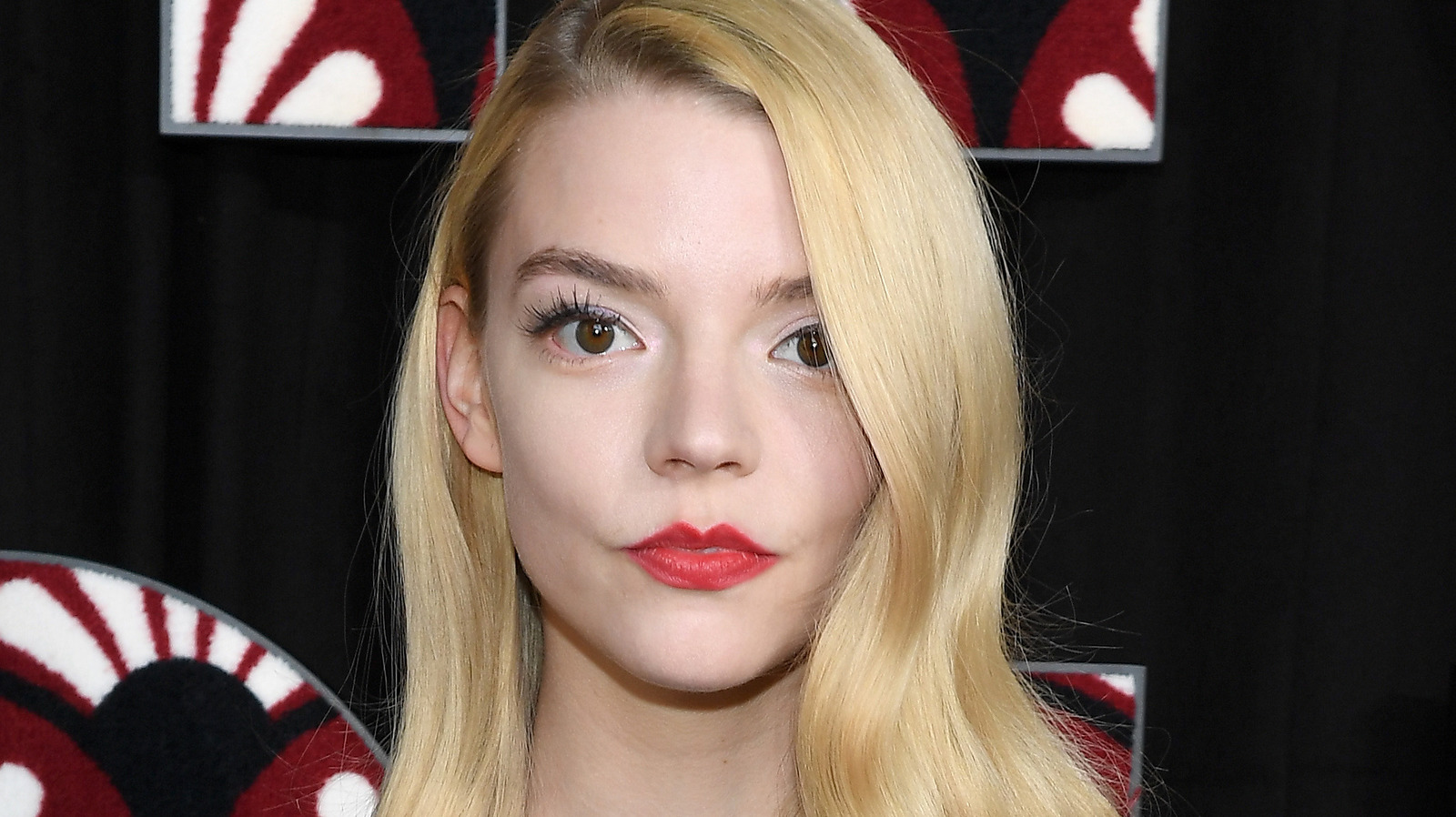 Why Anya Taylor-Joy's Nails At The Golden Globes Are Causing A Stir