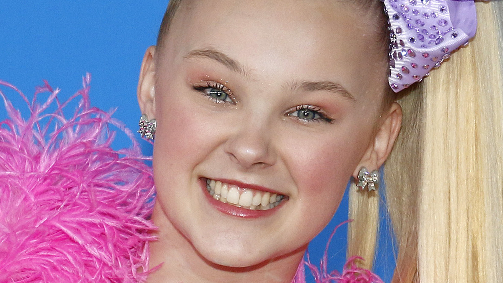 Why JoJo Siwa's Photo Celebrating Pride With Her Girlfriend Has Fans ...