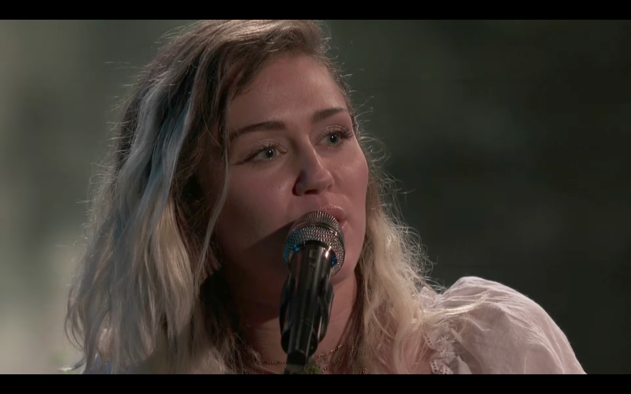 Miley Cyrus Dedicates The Voice Performance To Ariana Grande ...